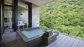 Quarto duplo superluxo, para não fumantes (A type, Dinner time 19:00 or 19:30) | Banheiro | Banheira e chuveiro separados, banheiras de fontes termais