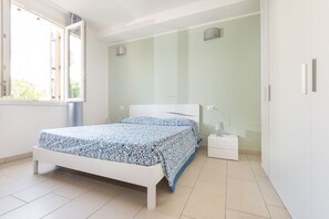 Apartamento, 2 quartos, em frente ao mar | Roupa de alta qualidade, cofre no quarto, quartos insonorizados 