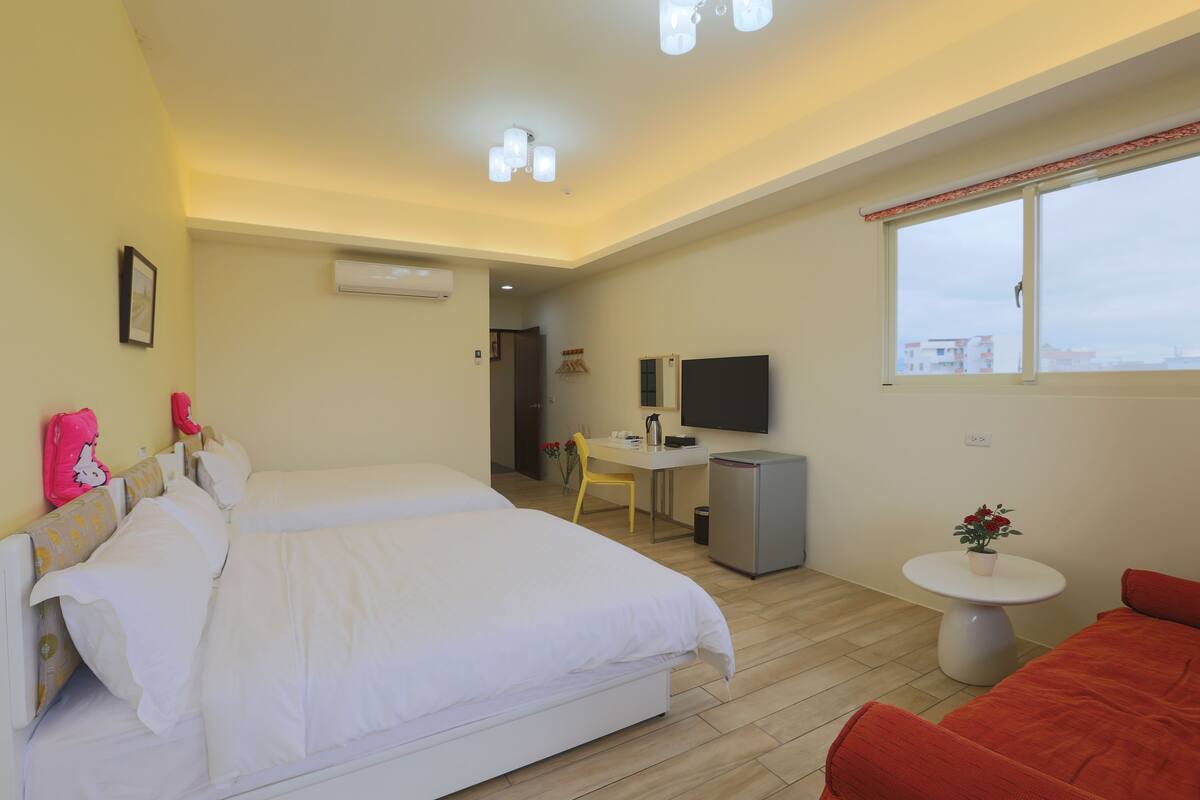 Quarto Quádruplo Comfort | Roupa de alta qualidade, edredões de penas, secretária 