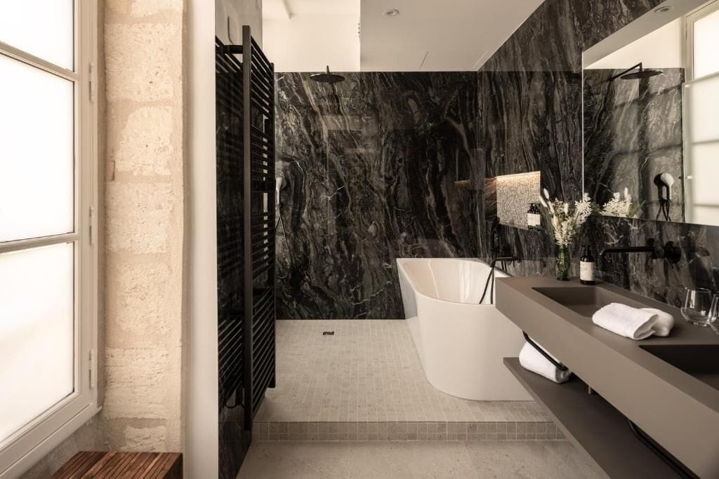 Quarto Duplo Superior, vista para o jardim | Casa de banho | Um polibã e uma banheira separados, um chuveiro fixo 