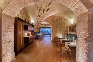 2 restaurantes, pequenos-almoços servidos, cozinha mediterrânica 