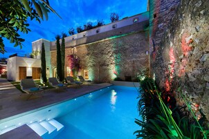 Piscina exterior, da(s) 11:00 à(s) 19:00, espreguiçadeiras 