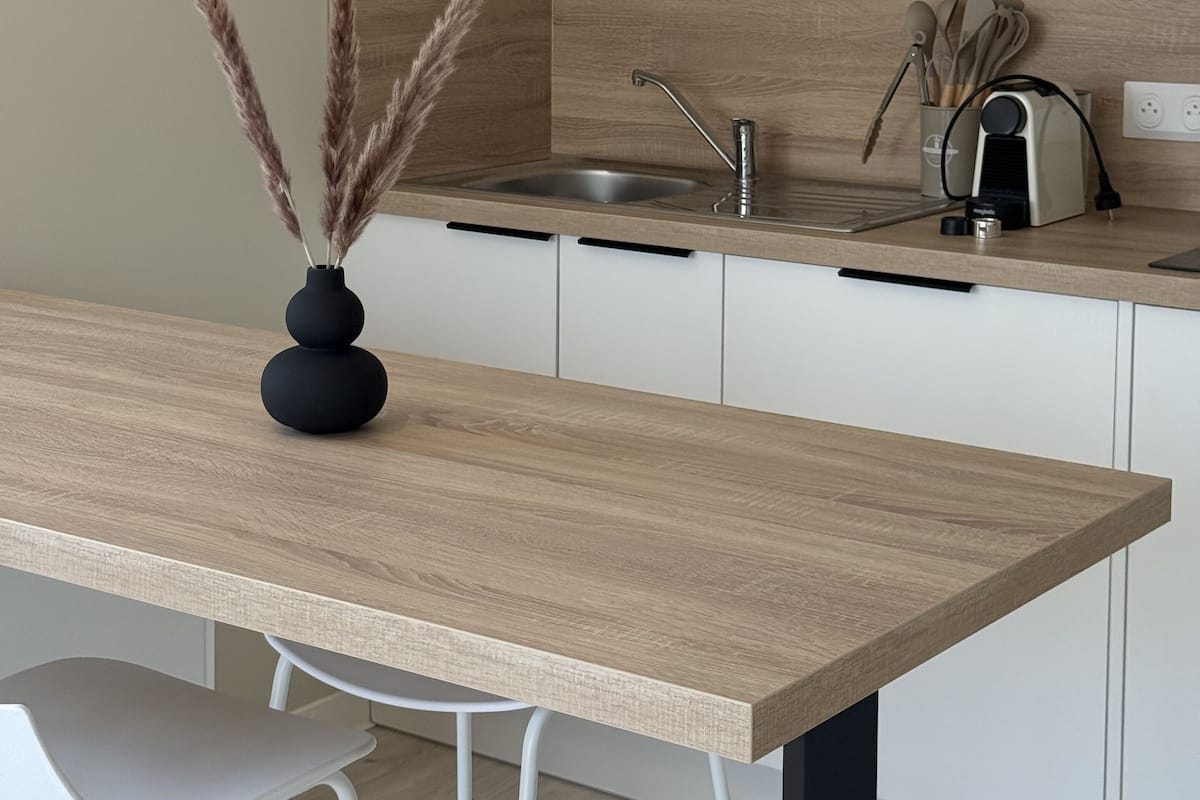 Apartamento Standard | Cozinha privada | Um frigorífico, um micro-ondas, uma placa de cozinha