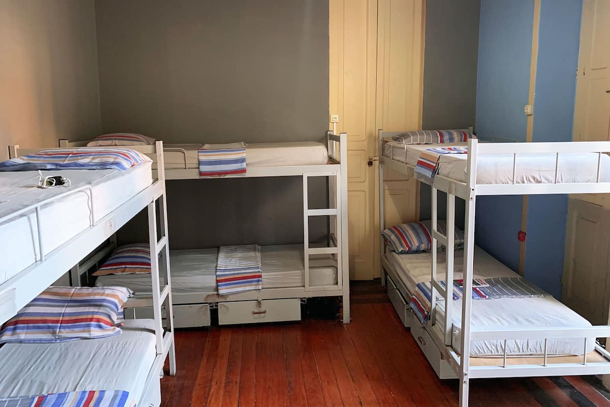 Dormitório Partilhado Básico, Vista para a cidade (8 beds) | Ferro/tábua de engomar, Wi-fi grátis, roupa de cama fornecida