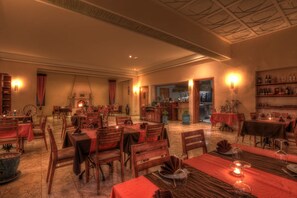 Pequenos-almoços, almoços, jantares servidos, cozinha mediterrânica