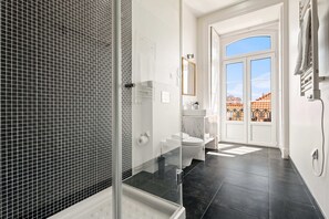 Suite Júnior | Casa de banho | Um polibã, um secador de cabelo, toalhas fornecidas, sabão 