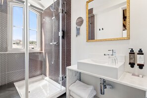 Quarto Duplo | Casa de banho | Um polibã, um secador de cabelo, toalhas fornecidas, sabão 