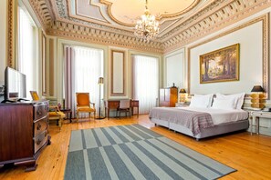 Suite Signature | Roupa hipoalergénica, minibar, cofre no quarto, secretária 