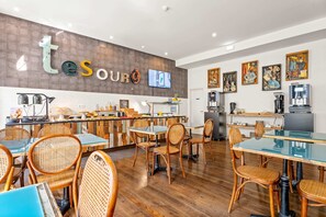 Café da manhã com pratos da culinária local grátis todos os dias