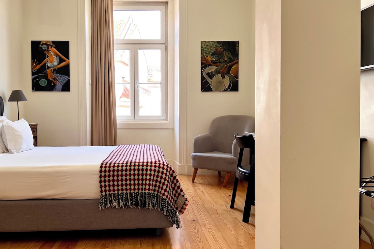 Quarto Duplo ou Twin Superior | Roupa hipoalergénica, minibar, cofre no quarto, secretária 