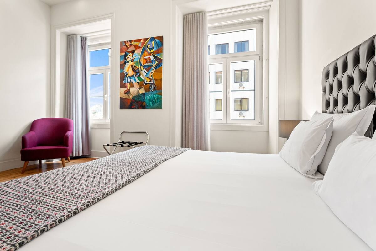 Roupa hipoalergénica, minibar, cofre no quarto, secretária 