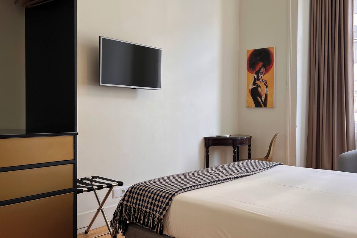 Quarto Duplo | Roupa hipoalergénica, minibar, cofre no quarto, secretária 