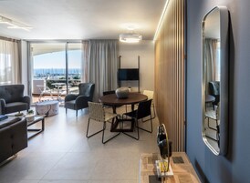 Apartamento Premium, 2 quartos, vista para o mar (Family) | Sala de estar | Televisor de ecrã plano de 22 polegadas com canais via satélite 