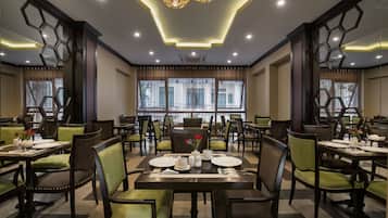 2 restaurantes: servem pequenos-almoços, almoços e jantares
