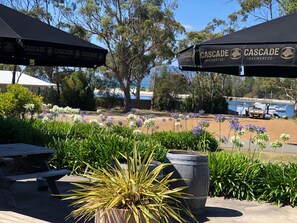 Serviço de almoço e jantar; culinária local, vistas para o mar