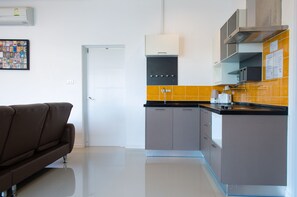 6 Bedrooms Private Pool Villa | Cozinha privada | Um frigorífico/congelador grande, um micro-ondas, uma placa de cozinha 