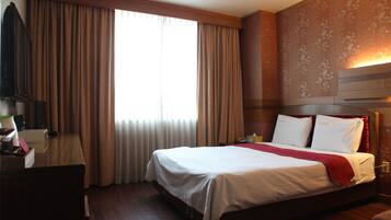 Quarto Duplo Standard, banheira de hidromassagem grande | Roupa de alta qualidade, secretária, quartos insonorizados