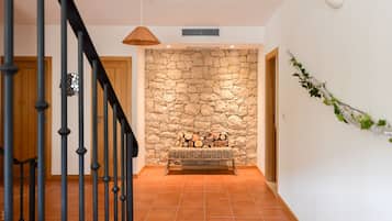 Casa, vários quartos, piscina privativa | Sala de estar | TV de ecrã plano