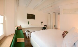 Quarto casal superior | Cofres nos quartos, escrivaninha, ferros/tábuas de passar roupa