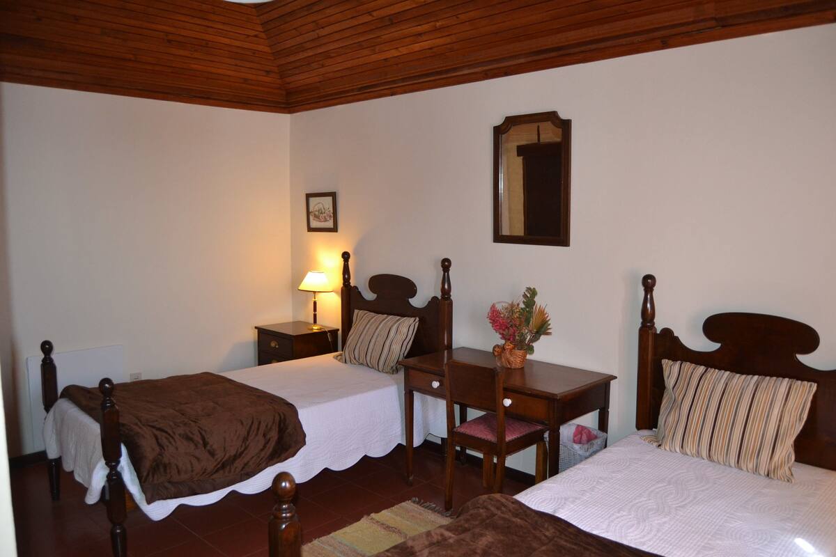 Duplex lua de mel, 2 camas de solteiro (Vereda dos Falcões Abaixo N5 AP101) | 1 quarto, cofres nos quartos, ferros/tábuas de passar roupa