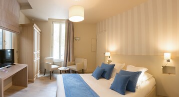 Quarto Premium | Roupa de alta qualidade, minibar, cofre no quarto, secretária 
