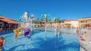 Piscina externa, espreguiçadeiras