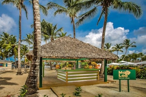 3 bares/lounges, 2 bares na praia, um bar junto à piscina