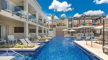 Piscina externa, espreguiçadeiras