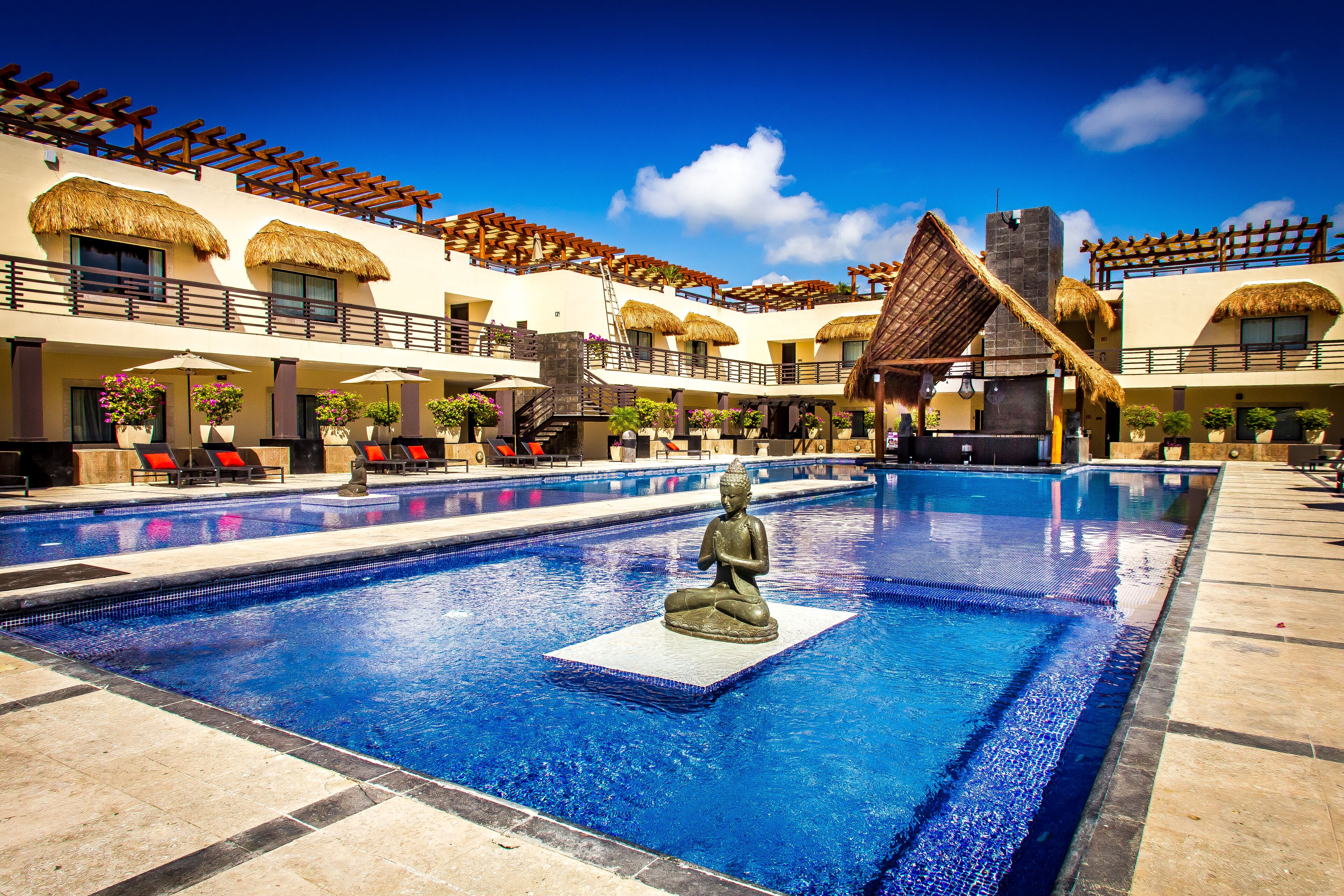 Piscina externa, espreguiçadeiras