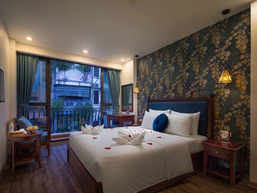 Frigobar, cofres nos quartos, escrivaninha, quartos à prova de som