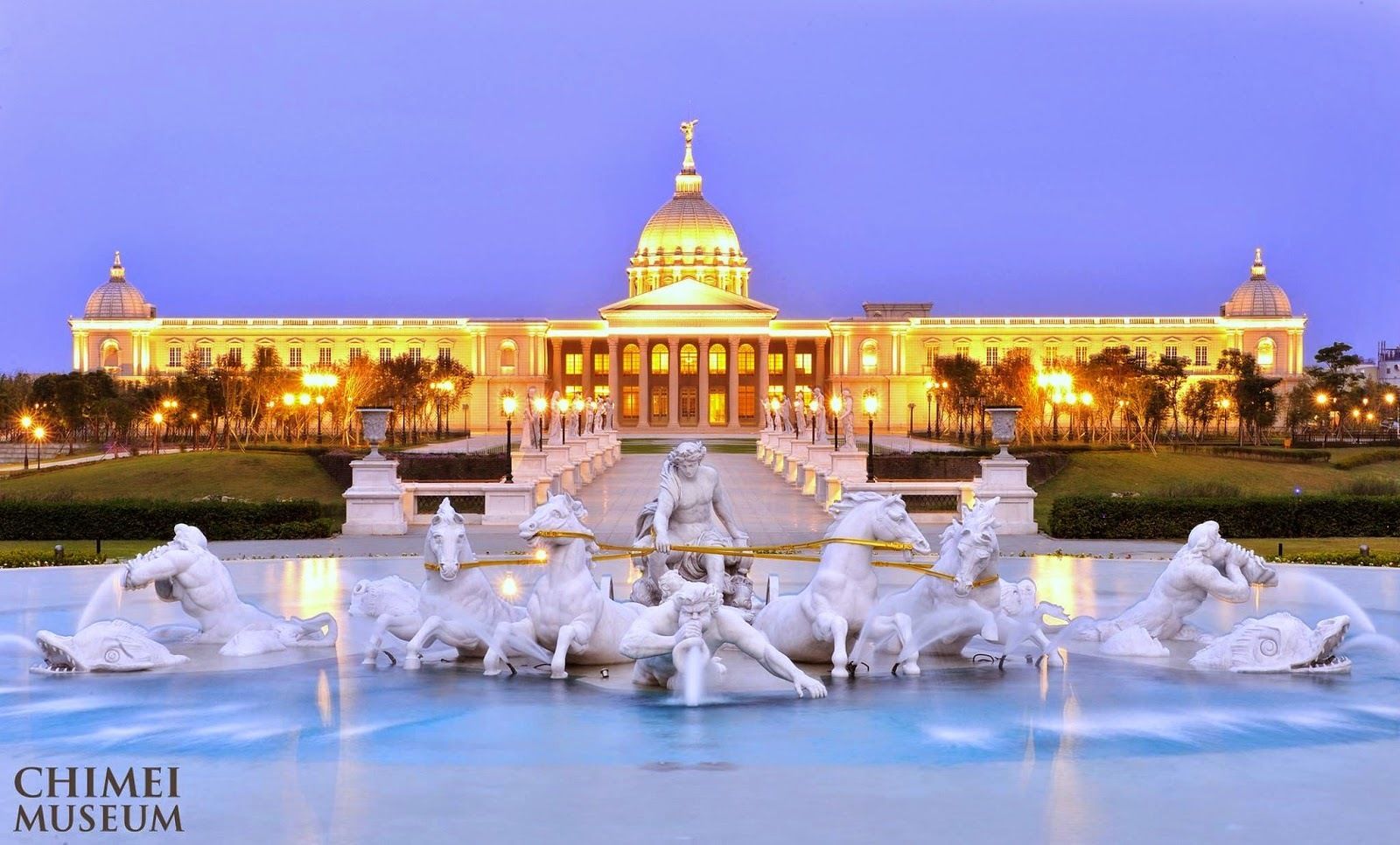 O Museu Chimei, com uma grande fonte em frente e um edifício imponente ao fundo.