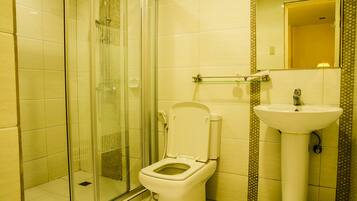 Quarto Deluxe | Casa de banho | Um polibã, artigos de higiene pessoal grátis