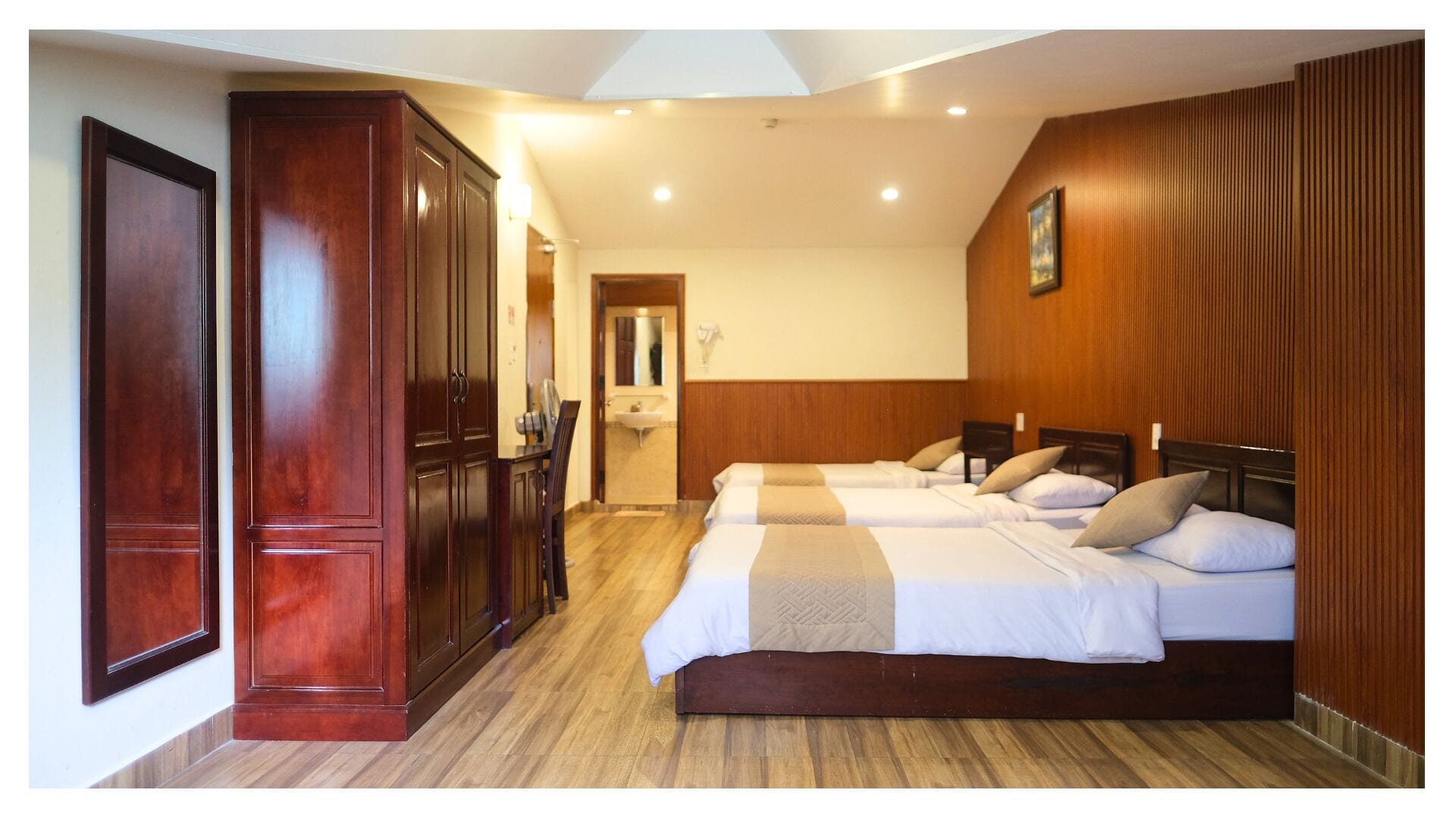 Quarto Familiar (Deluxe) | Cofre no quarto, secretária 