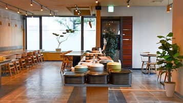 Pequeno-almoço tipo buffet diário (1480 JPY por pessoa)