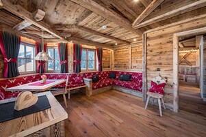 Chalé Exclusivo, sauna, vista para a montanha | Sala de estar | Televisor de 40 polegadas com canais via satélite 