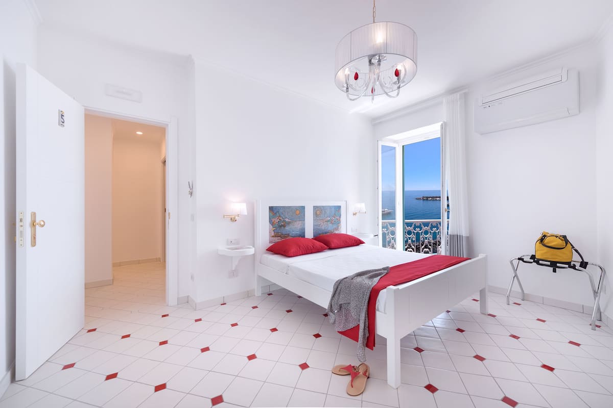 Quarto Duplo Superior, vista para o mar | Lençóis italianos Frette, roupa de alta qualidade, edredões de penas
