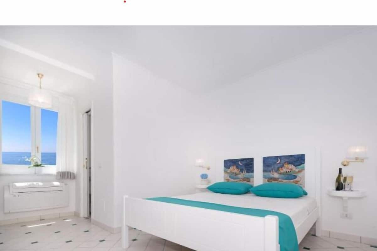 Quarto Duplo Deluxe, vista para o mar | Lençóis italianos Frette, roupa de alta qualidade, edredões de penas