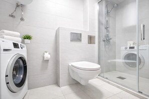 Apartamento superior, 1 quarto, sacada | Banheiro | Chuveiro, produtos de toalete grátis, secador de cabelo, chinelos