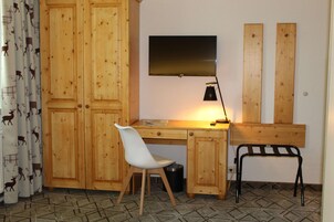 Edredões de penas, secretária, berços/camas para crianças, Wi-fi grátis 