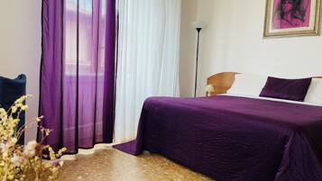 Com decoração personalizada, com mobília individualizada, secretária