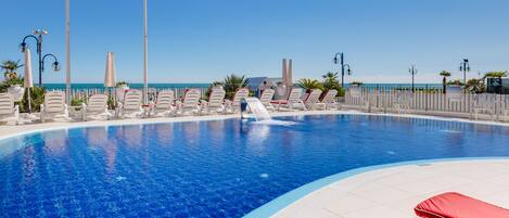 Piscina externa sazonal, guarda-sóis, espreguiçadeiras