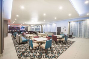 Café da manhã com buffet grátis todos os dias