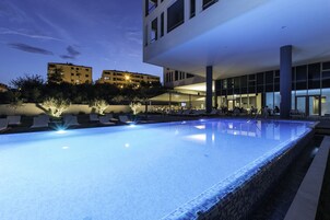 Piscina interior, piscina exterior sazonal, guarda-sóis 