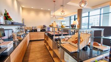 Café da manhã com buffet todos os dias (EUR 17 por pessoa)