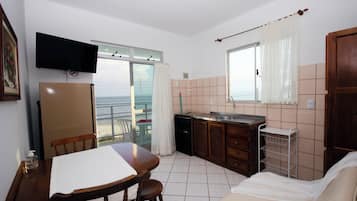 Quarto Triplo Standard, 1 quarto, vista para o mar | Cozinha privada | Um frigorífico, um micro-ondas no espaço comum, um forno