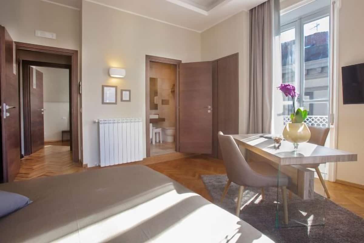 Edredões de penas, minibar, cofre no quarto, secretária 