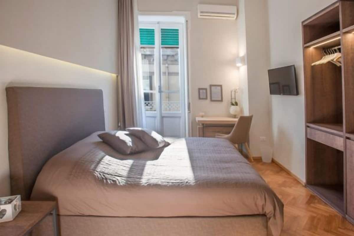 Quarto Duplo ou Twin Clássico, 1 quarto | Edredões de penas, minibar, cofre no quarto, secretária 
