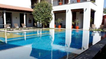 2 piscinas exteriores, da(s) 8:00 à(s) 20:00, guarda-sóis