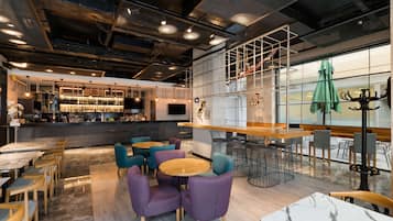 Uma área de bar moderna com lugares sentados e balcão.