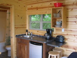 Cabana de Madeira Deluxe, 1 quarto, kitchenette | Kitchenette privada | Um frigorífico, um micro-ondas